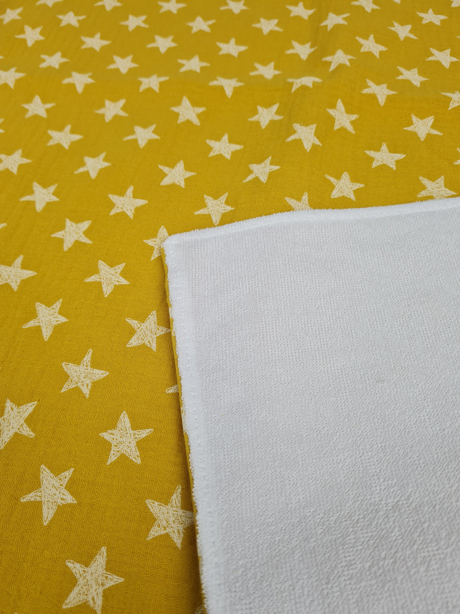 Yellow muslin care sheet with white stars – Audumustudija